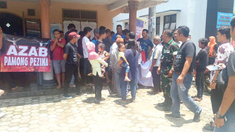 Diduga Selingkuhi Istri Teman Sekantor, Perangkat Desa Didemo – BANYUMASEKSPRES.ID