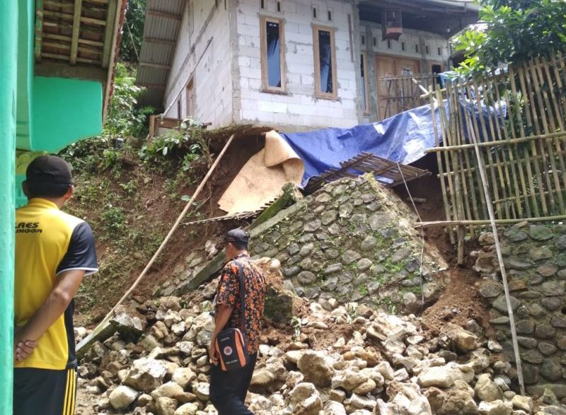 Talud Ambruk, Satu Rumah Terancam Longsor – BANYUMASEKSPRES.ID