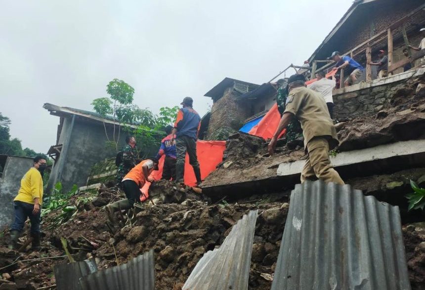 Talud Longsor di Karangpucung, 3 Rumah Terancam – BANYUMASEKSPRES.ID