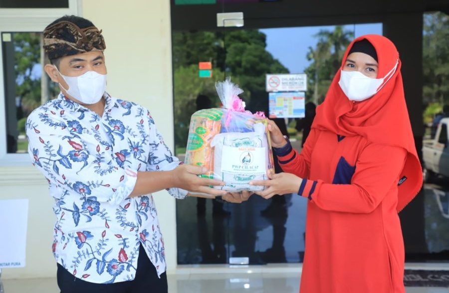 Organisasi Istri Pekerja Pertamina Cilacap Salurkan Paket Sembako Untuk Umat Hindu ...