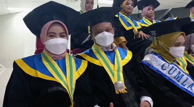 Romantis! Ini Kisah Suami Istri yang Berhasil Wisuda di UMP ...