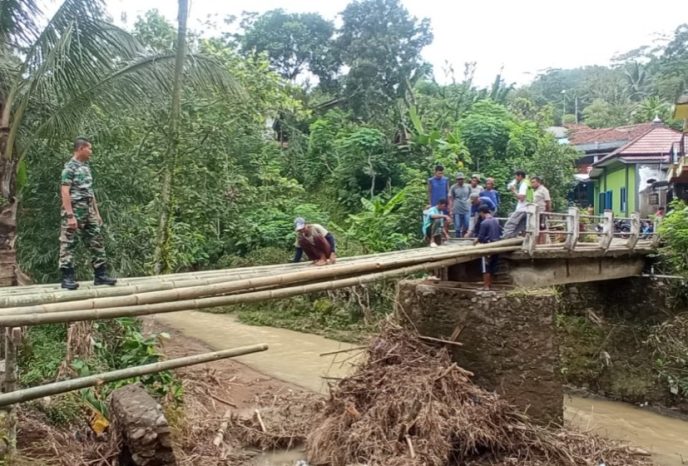 Diterjang Banjir, TNI Bangun Jembatan Darurat di Gumelar – BANYUMASEKSPRES.ID