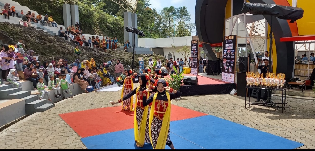 Menikmati menu, sekaligus Suguhan Kesenian di Teropong Kota di Bukit ...