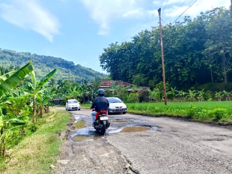 Akses Menuju Pemandian Air Panas Krakal Rusak Parah, Pemkab Kebumen ...
