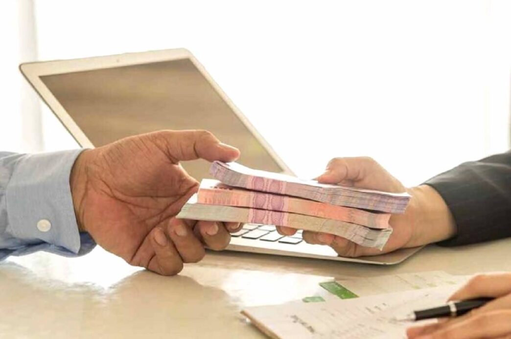Aturan Pinjol 2026 Diperketat, OJK Larang Debt Collector Ancam Nasabah ...
